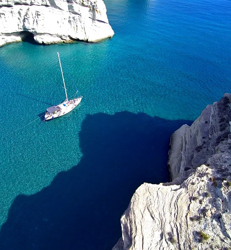 ΕΚΔΡΟΜΕΣ ΜΕ ΣΚΑΦΟΣ ΣΤΗ ΜΗΛΟ - White Pebble Suites Milos